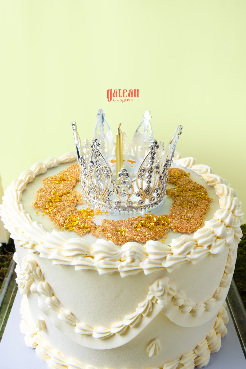 Elegant Crown Cake with Crown Topper for Celebrations | Gateau Gourmet