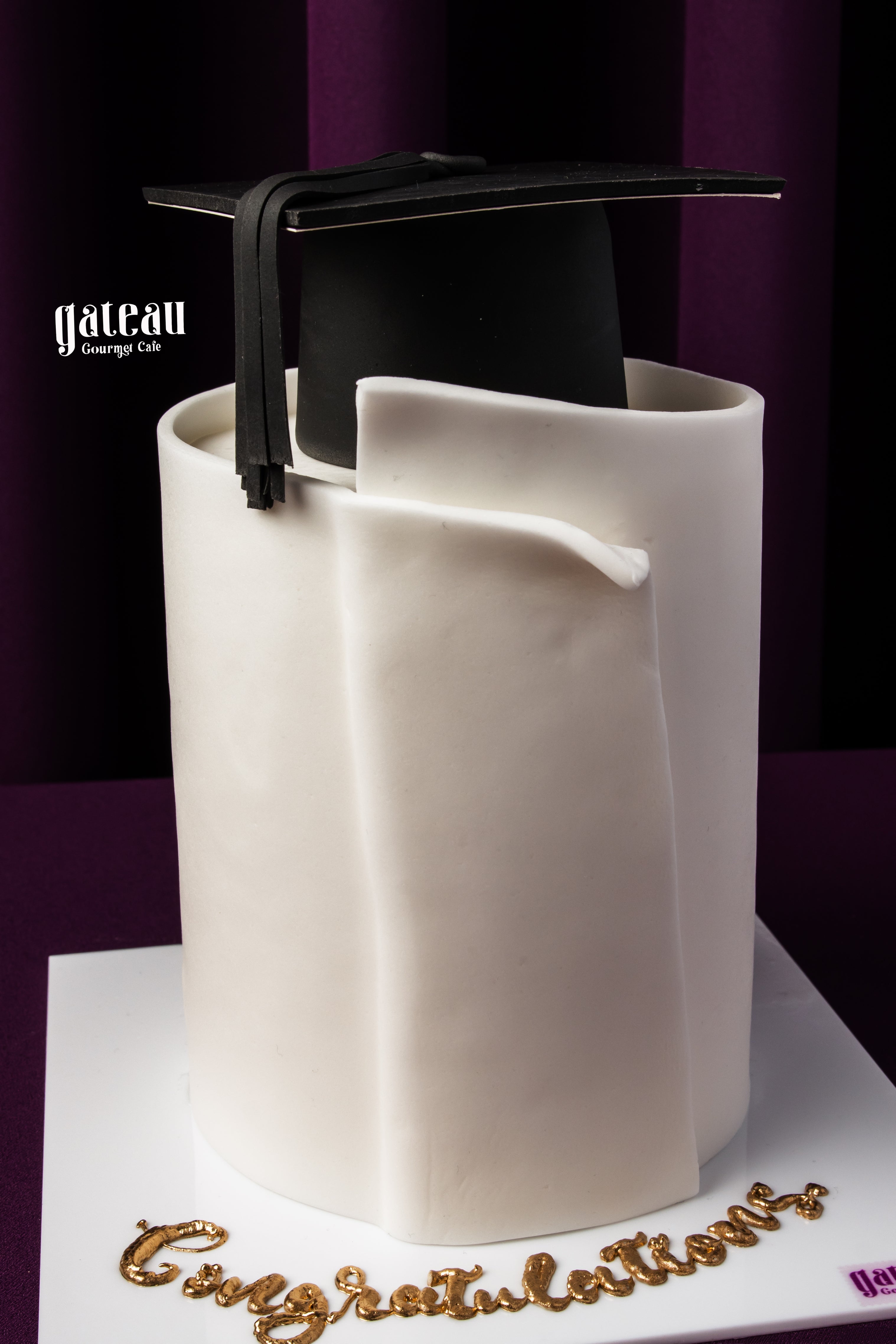 Graduation Cake with Graduation Cap with Diploma | Gateau Gourmet