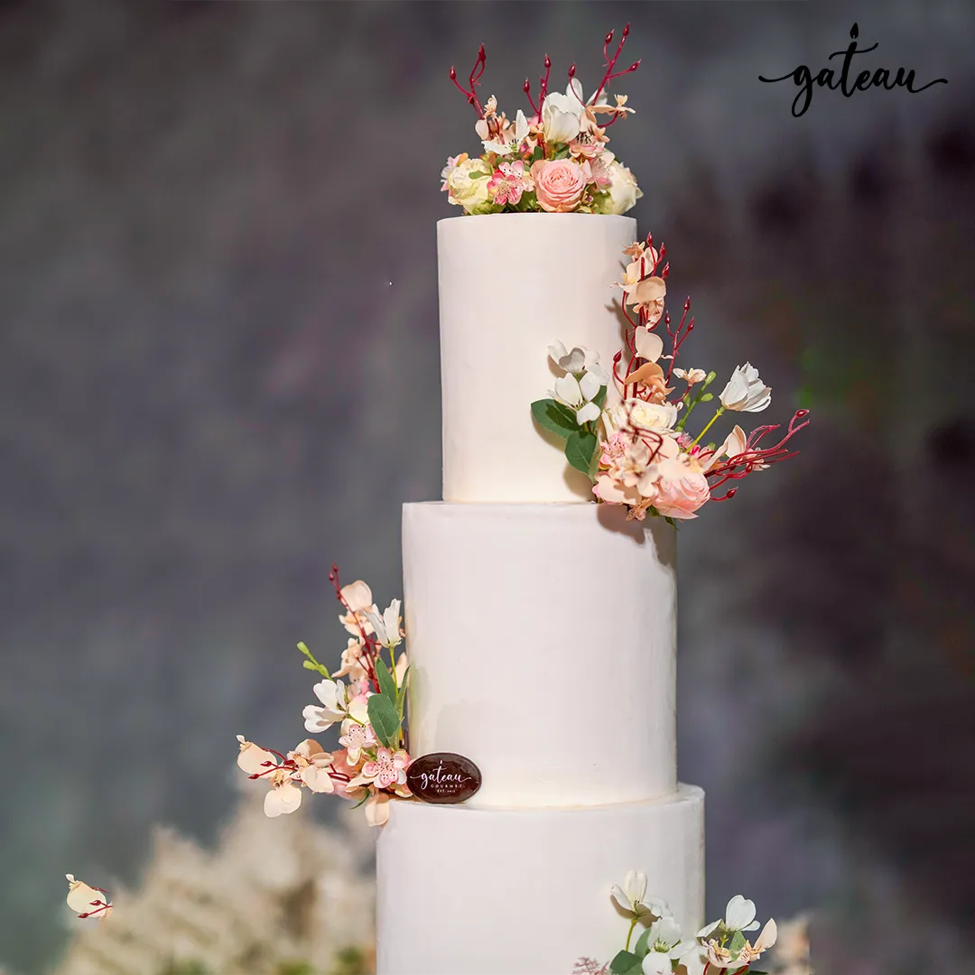 Minimalist Wedding Cake with Flowers - Elegant Fresh Floral Design ...